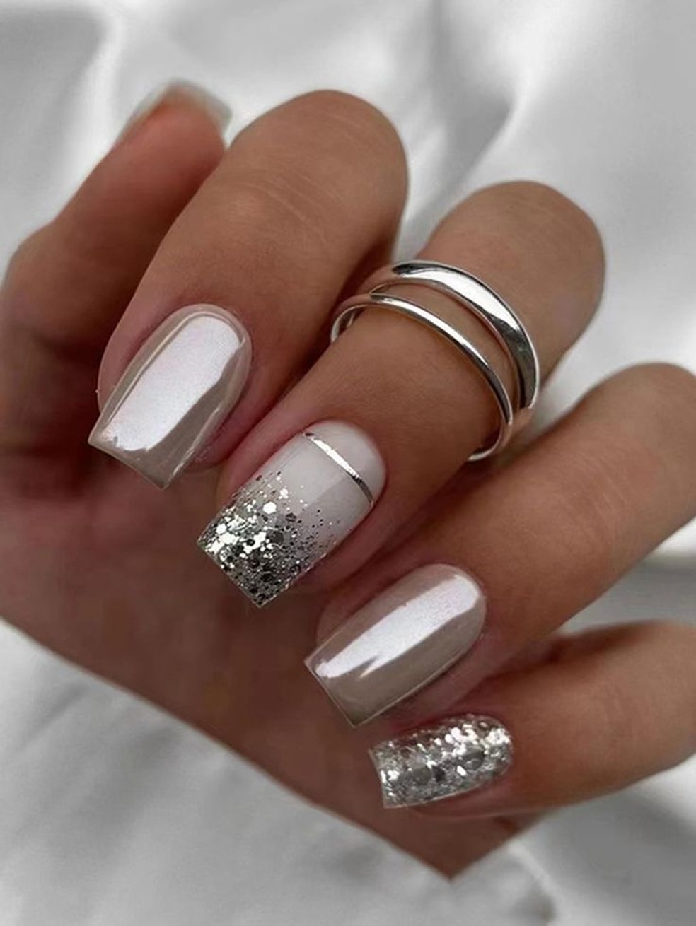 Unhas decoradas em prata: o efeito espelhado que merece a sua atenção