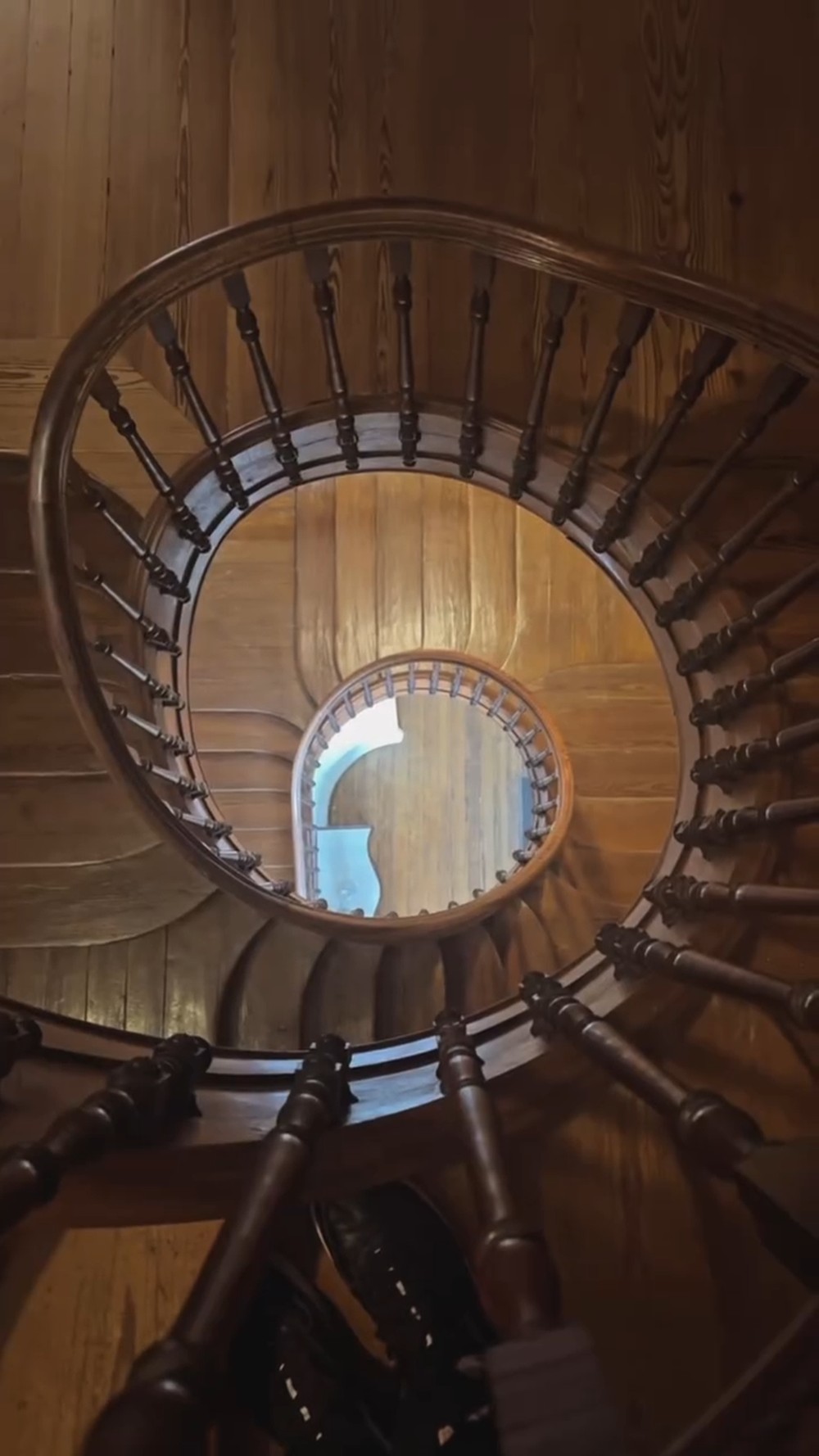 Luana Piovani se hospeda em palácio e posa fazendo topless em quarto ...