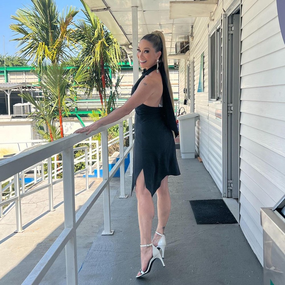 Danielle Winits escolhe vestido com recorte lateral e sandália de salto ...