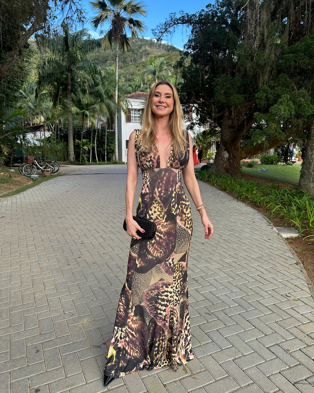 Com visual diferente, Lavinia Vlasak posa em casamento ao lado do ...