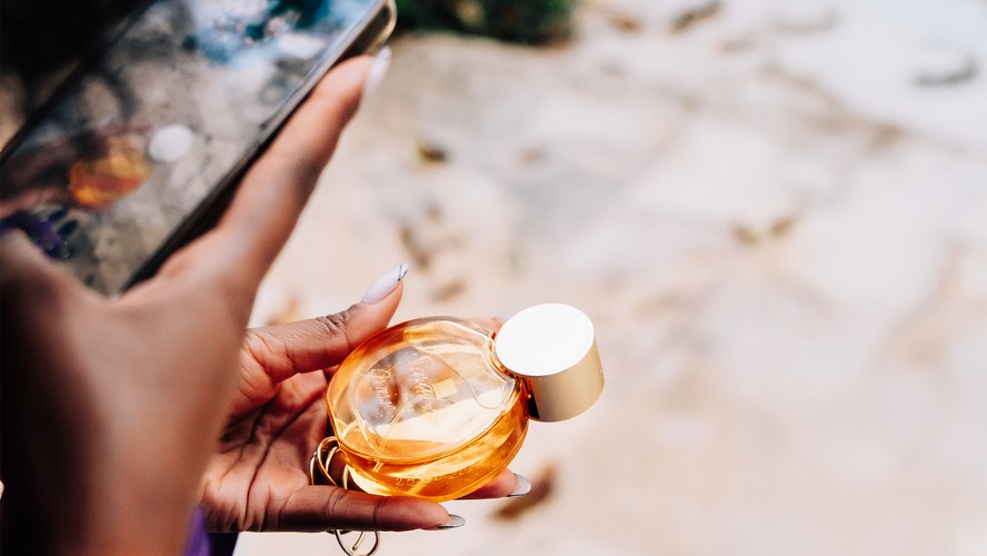 Atenta aos desejos da Gen Z, Avon atualiza linha de perfumes