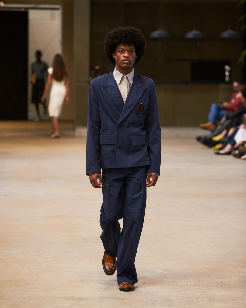 Mais madura, Anacê desfila pela primeira vez fora do calendário oficial