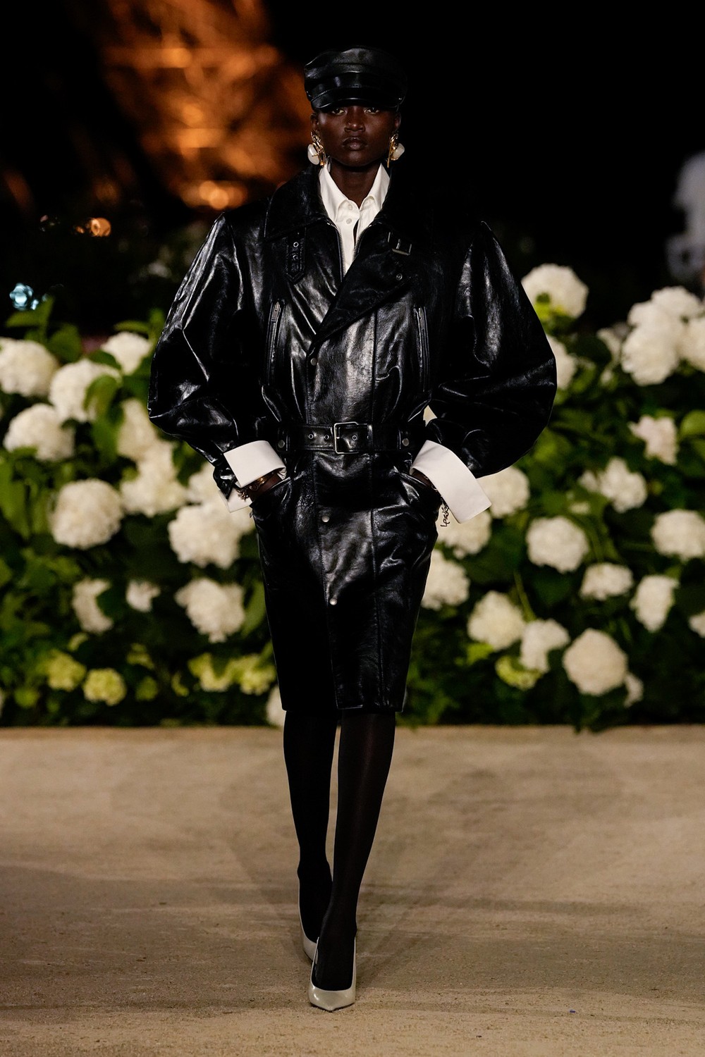 PFW: Bella Hadid retorna às passarelas no desfile de verão 2026 da ...