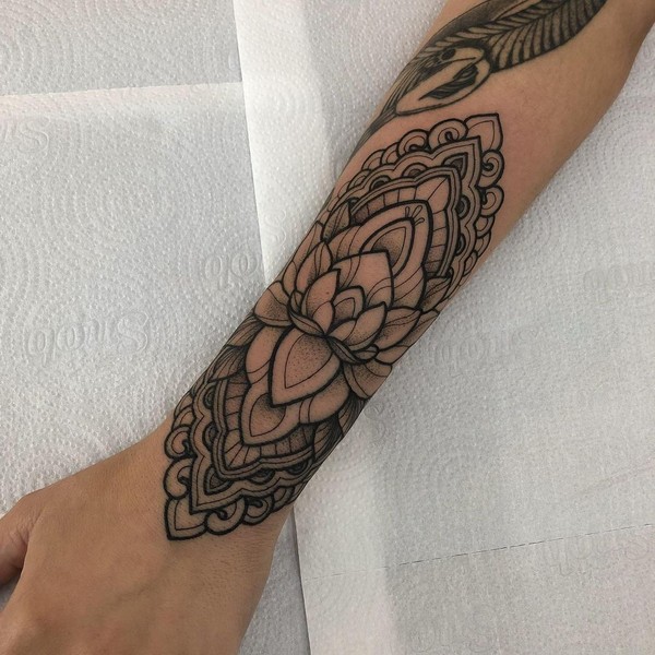 Tatuagem feminina de flor de lótus: ideias para você se inspirar na sua ...
