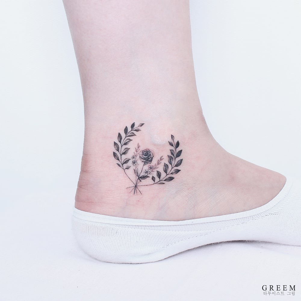 Tatuagem no pé feminina: inspirações delicadas e até minimalistas para ...