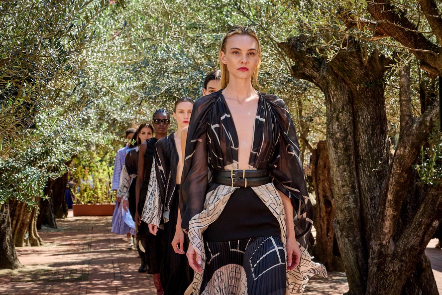 Neriage cria verão sexy, com Carol Trentini abrindo desfile e fila A cheia de famosos