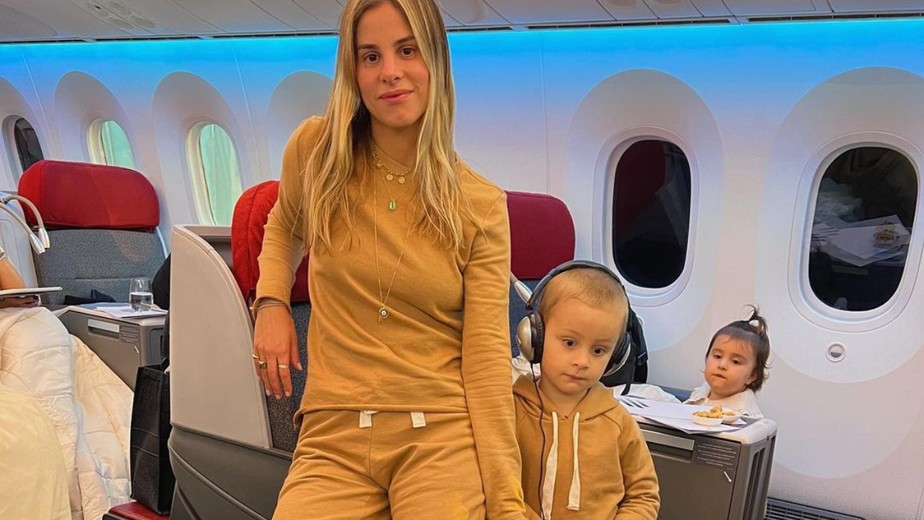 Shantal abre álbum em família no aeroporto e comemora viagem ...