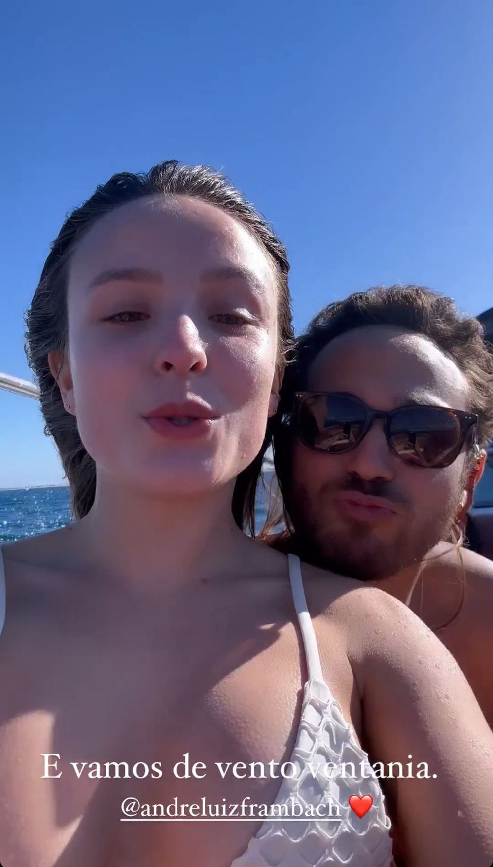 Após carta aberta dos pais, Larissa Manoela passa por cima de polêmica e curte viagem com noivo