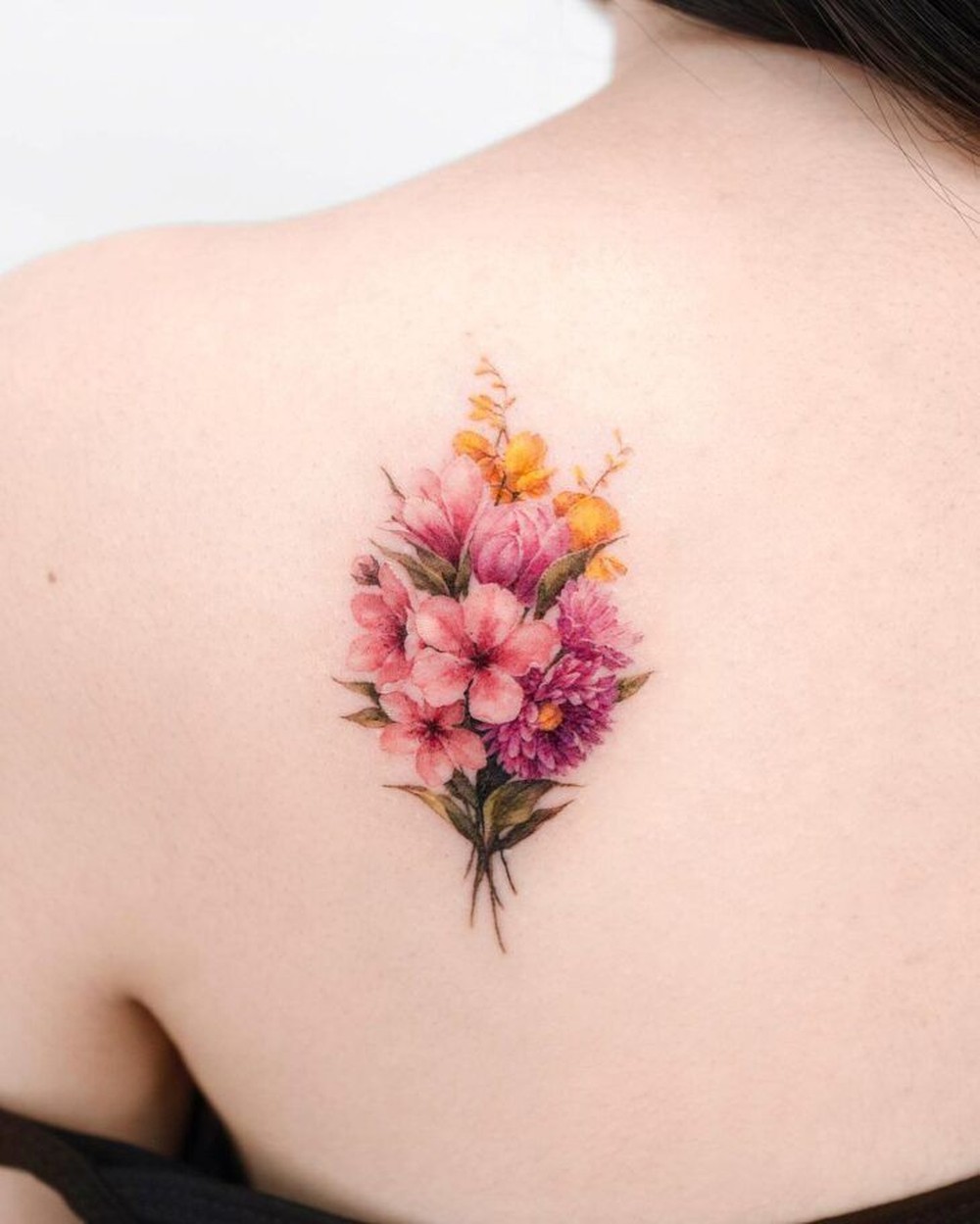 Mais cor! 35 ideias de tatuagem colorida feminina para se inspirar