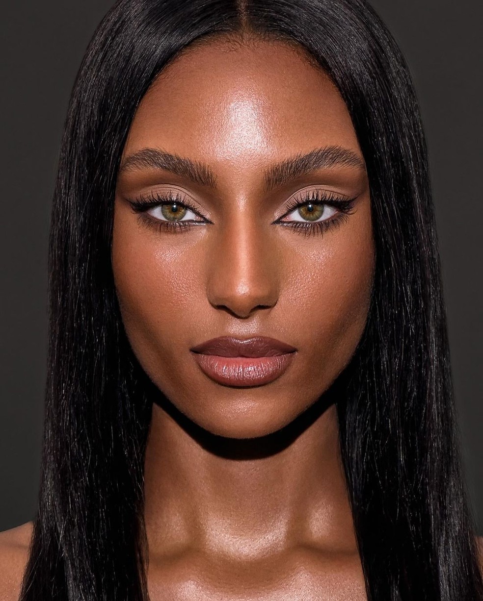 7 formas deslumbrantes de incorporar o preto na sua maquiagem