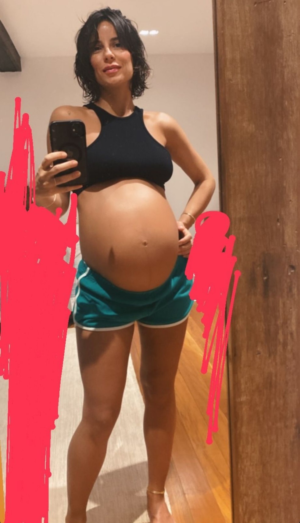 Andréia Horta posa em frente ao espelho e mostra barrigão na reta final da gravidez