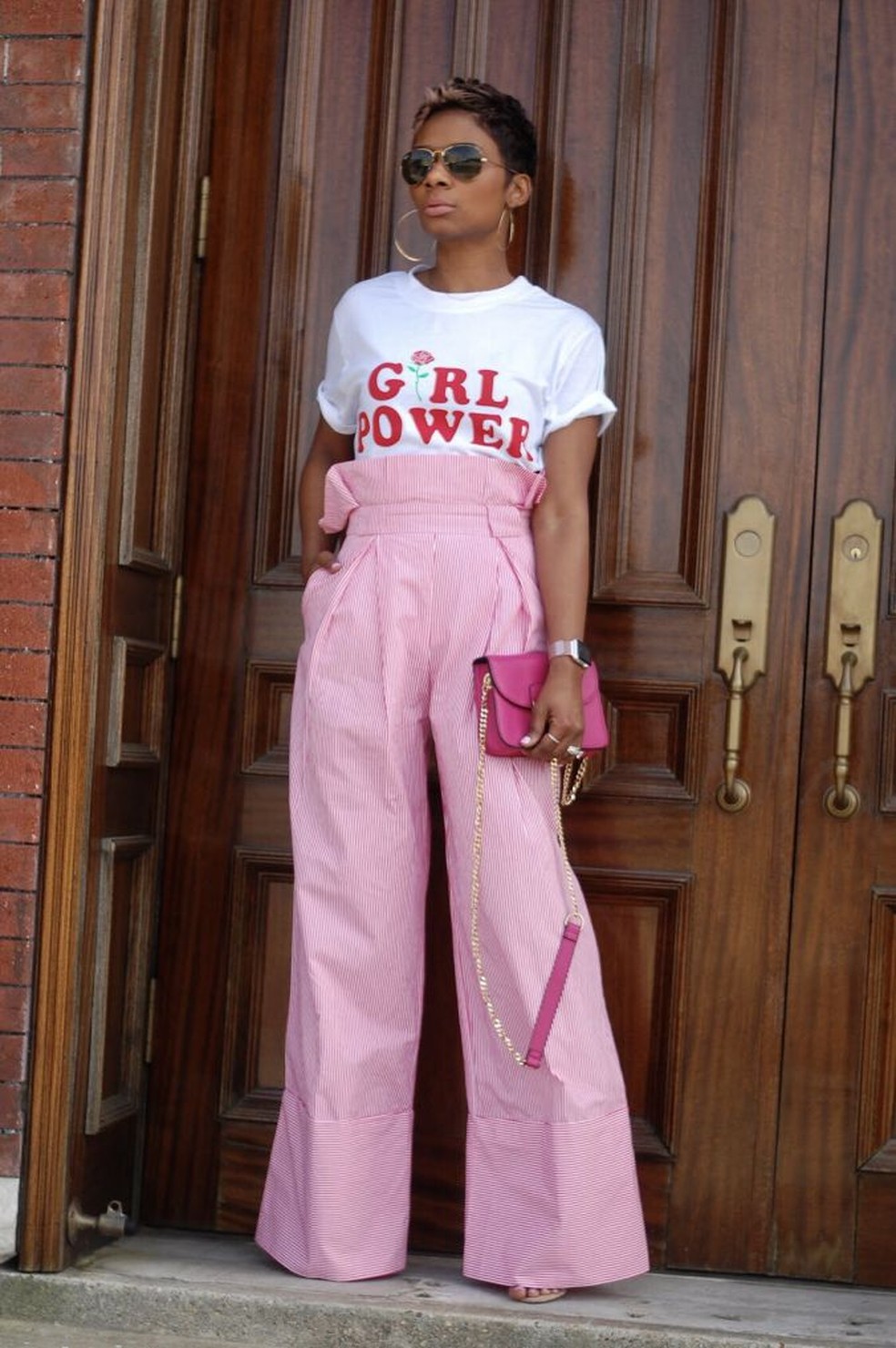 Como criar um look com calça rosa? 20 ideias para se inspirar e ousar ...