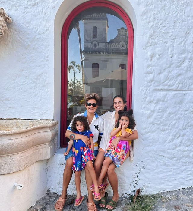 Lan Lahn e Nanda Costa mostram passeio com as gêmeas e se assustam com ...