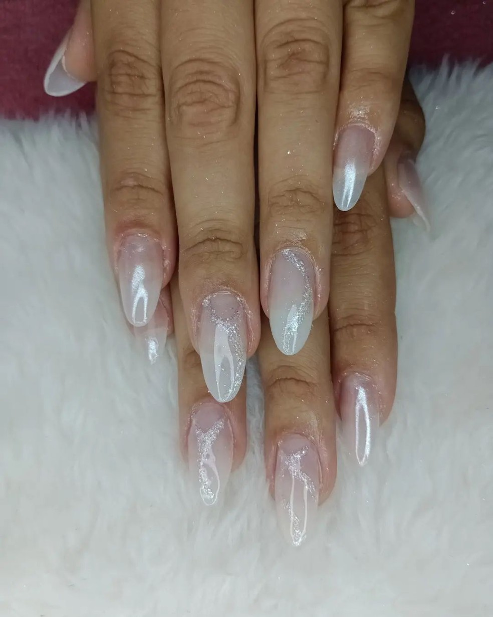 Unhas decoradas em prata: o efeito espelhado que merece a sua atenção