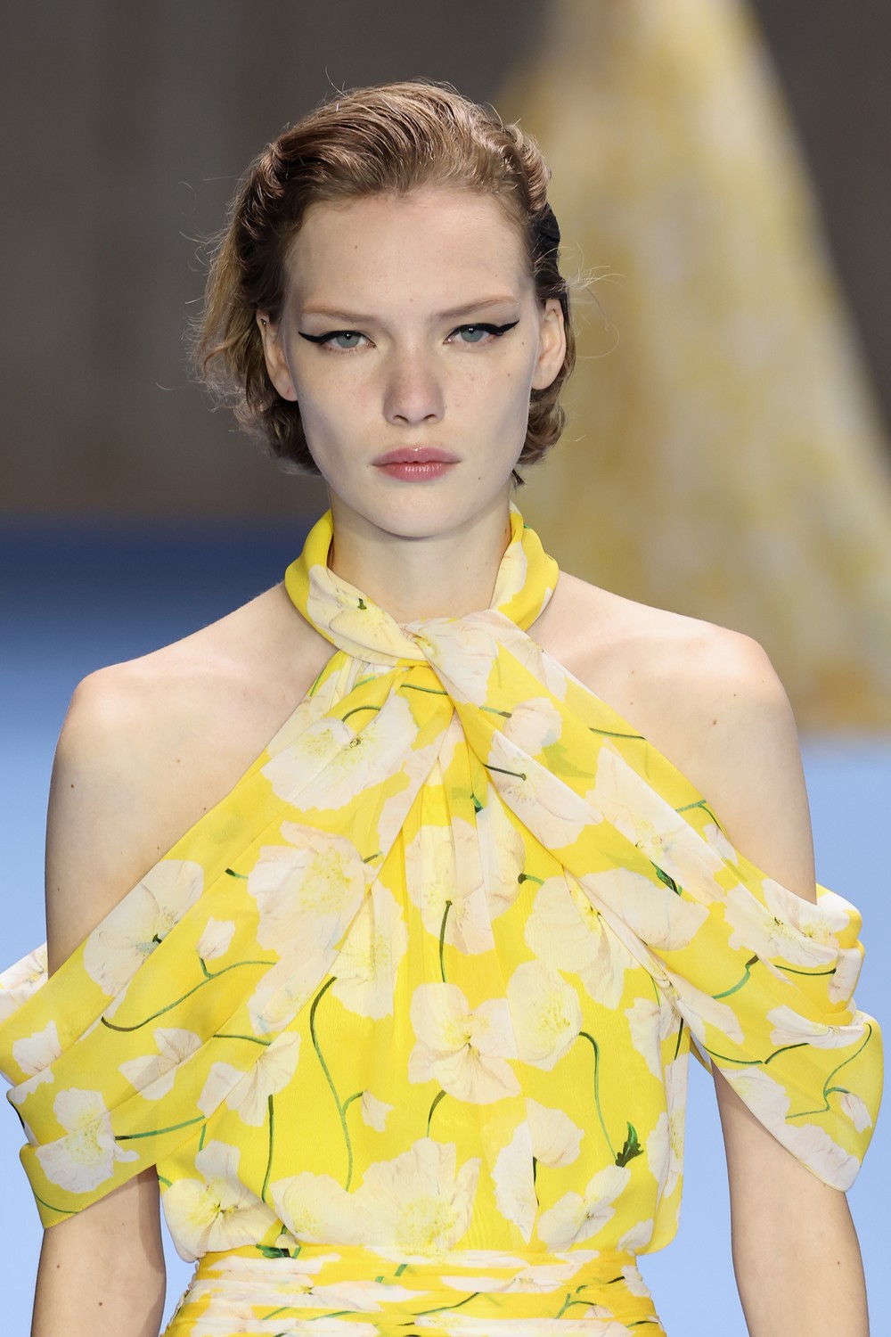 Delineado Clássico Marca A Beleza De Carolina Herrera Com Pele Natural