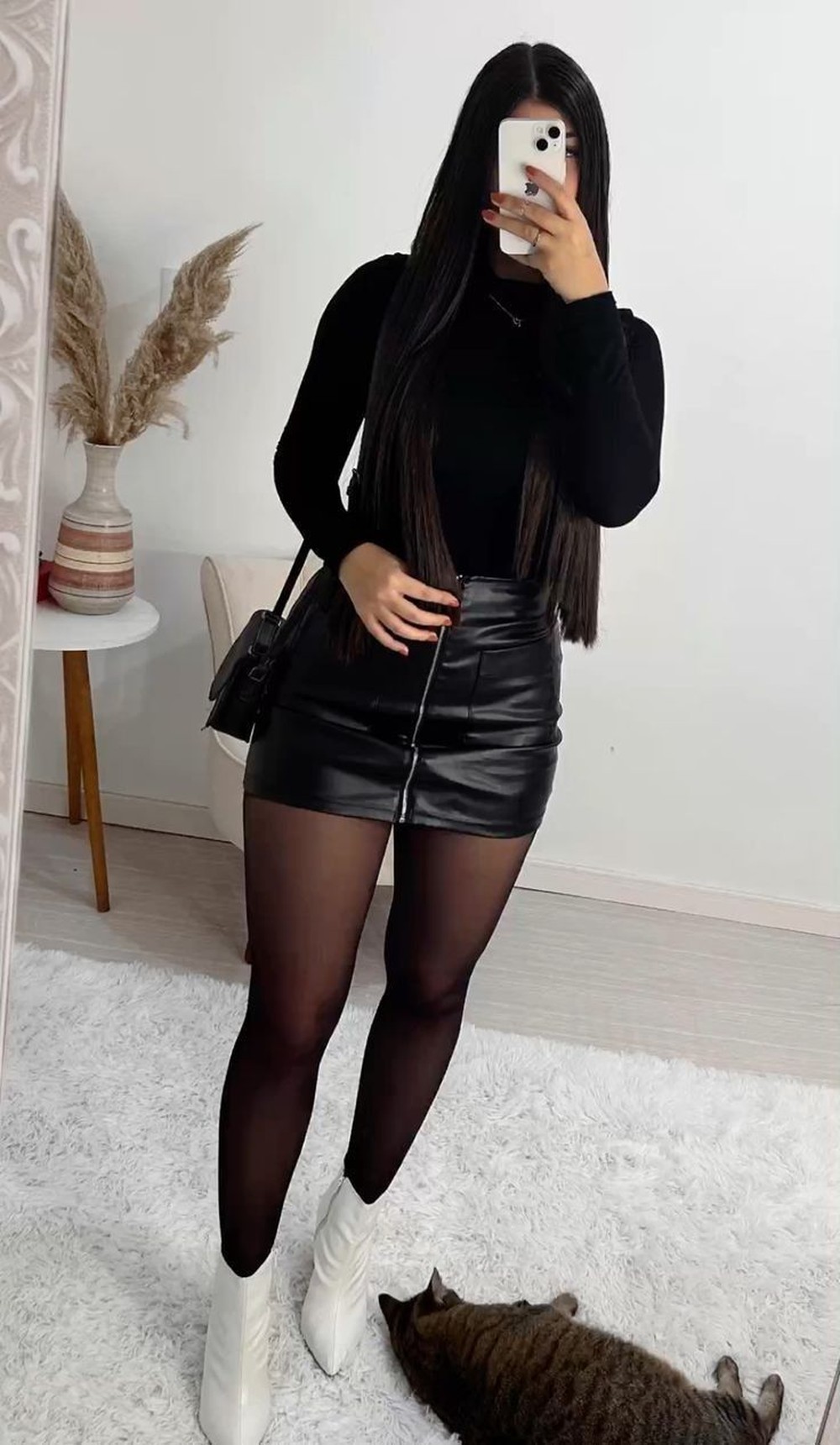 Esfriou? Veja 30 looks com meia-calça preta que vale a pena ter no armário!