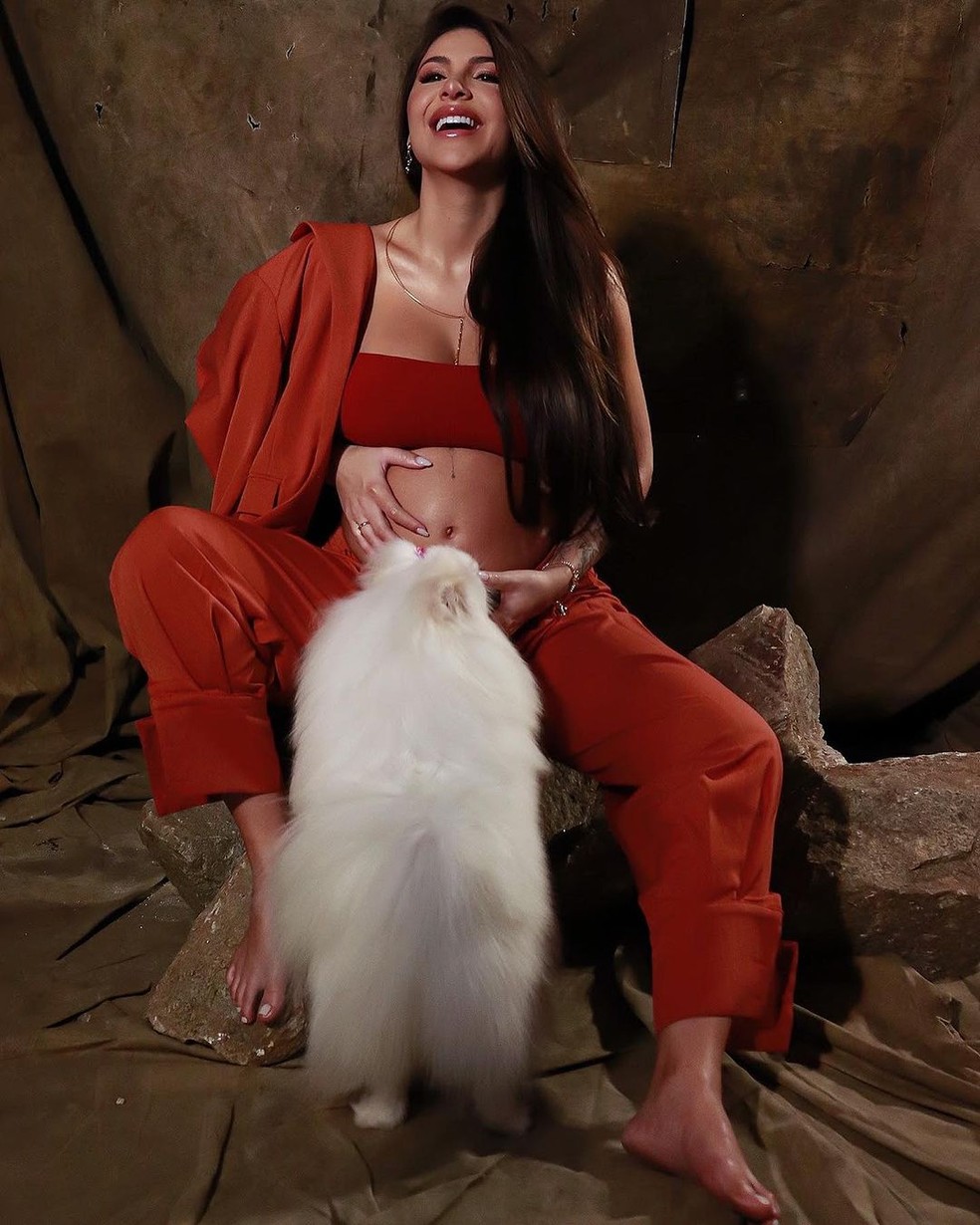 Grávida, Jheny Santucci exibe barrigão em ensaio de topless: 'Todo amor cabe aqui'