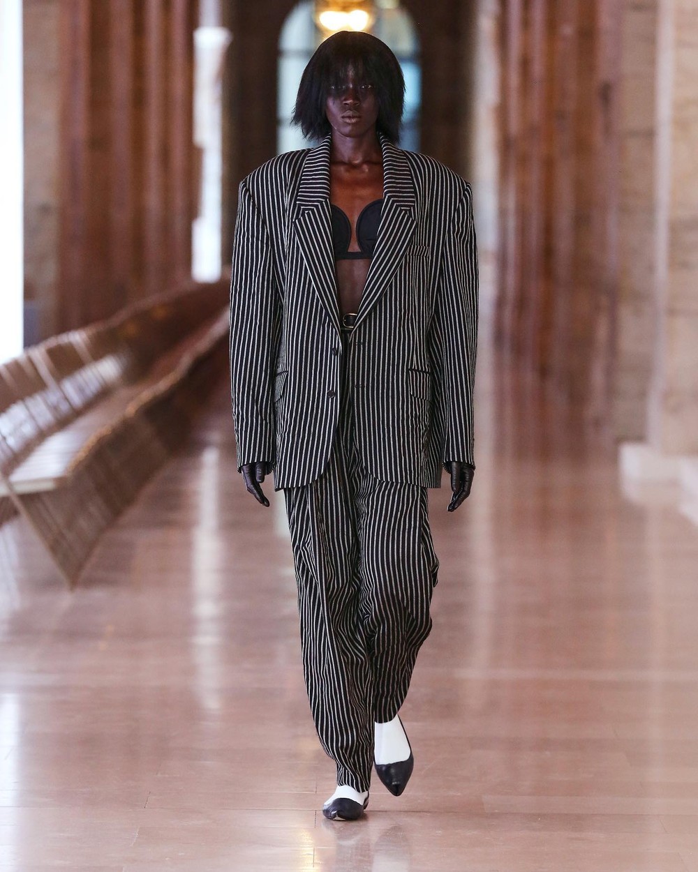 Desfile a jato: Marc Jacobs questiona o consumo com apresentação de ...