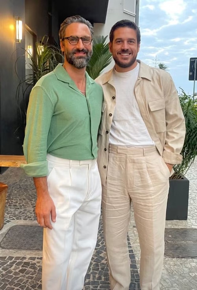 Marco Pigossi detalha como começou romance com o marido, Marco Calvani ...