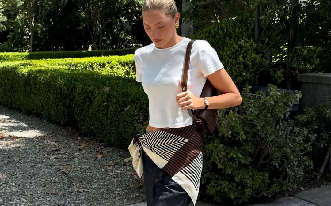 Lenço na cintura: como usar o truque de styling mais estiloso do momento
