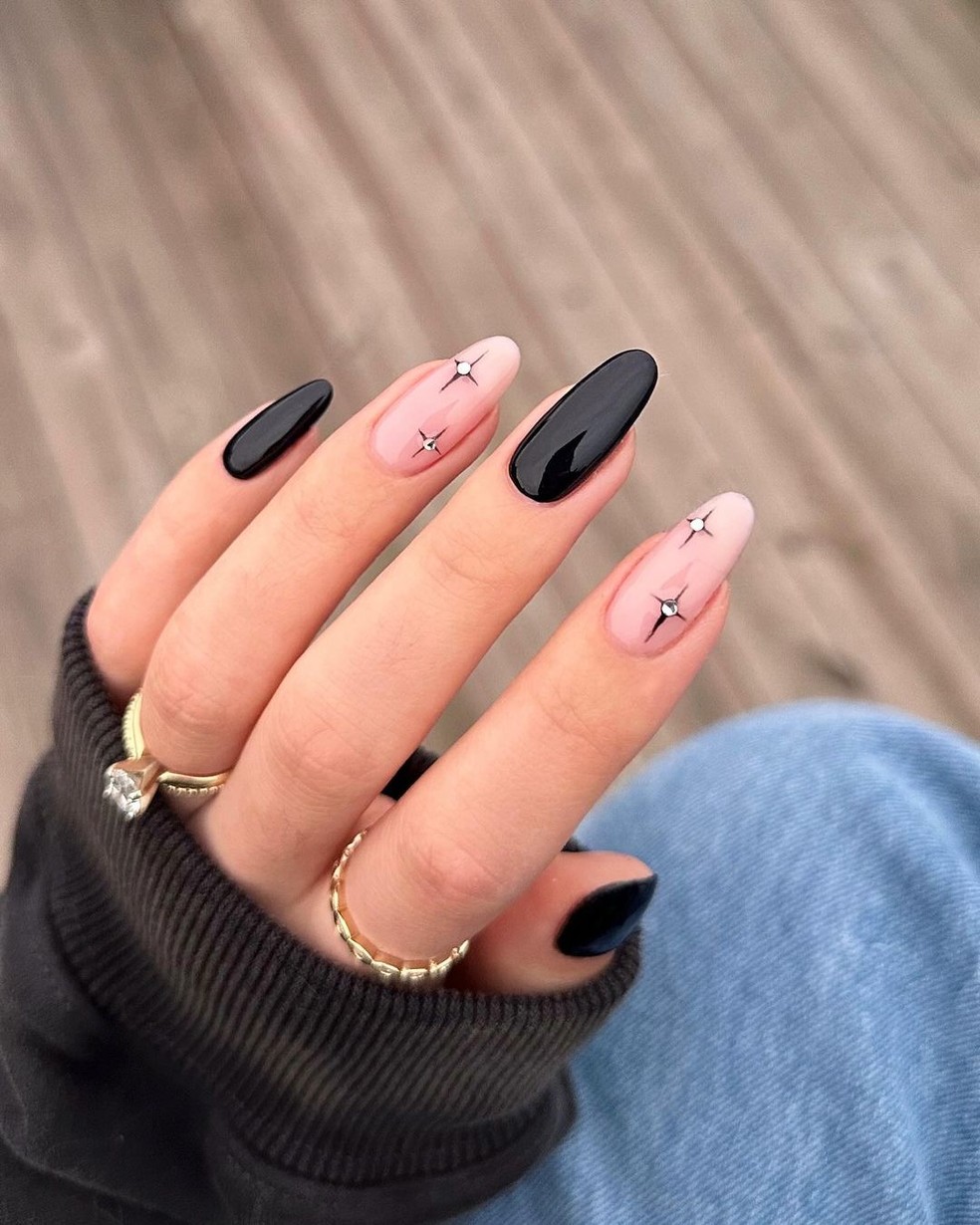 Unhas decoradas pretas: 20 fotos e sugestões para fazer sucesso em 2024