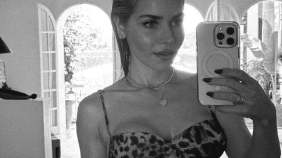 Monique Alfradique posa de biquíni animal print e exibe corpo malhado