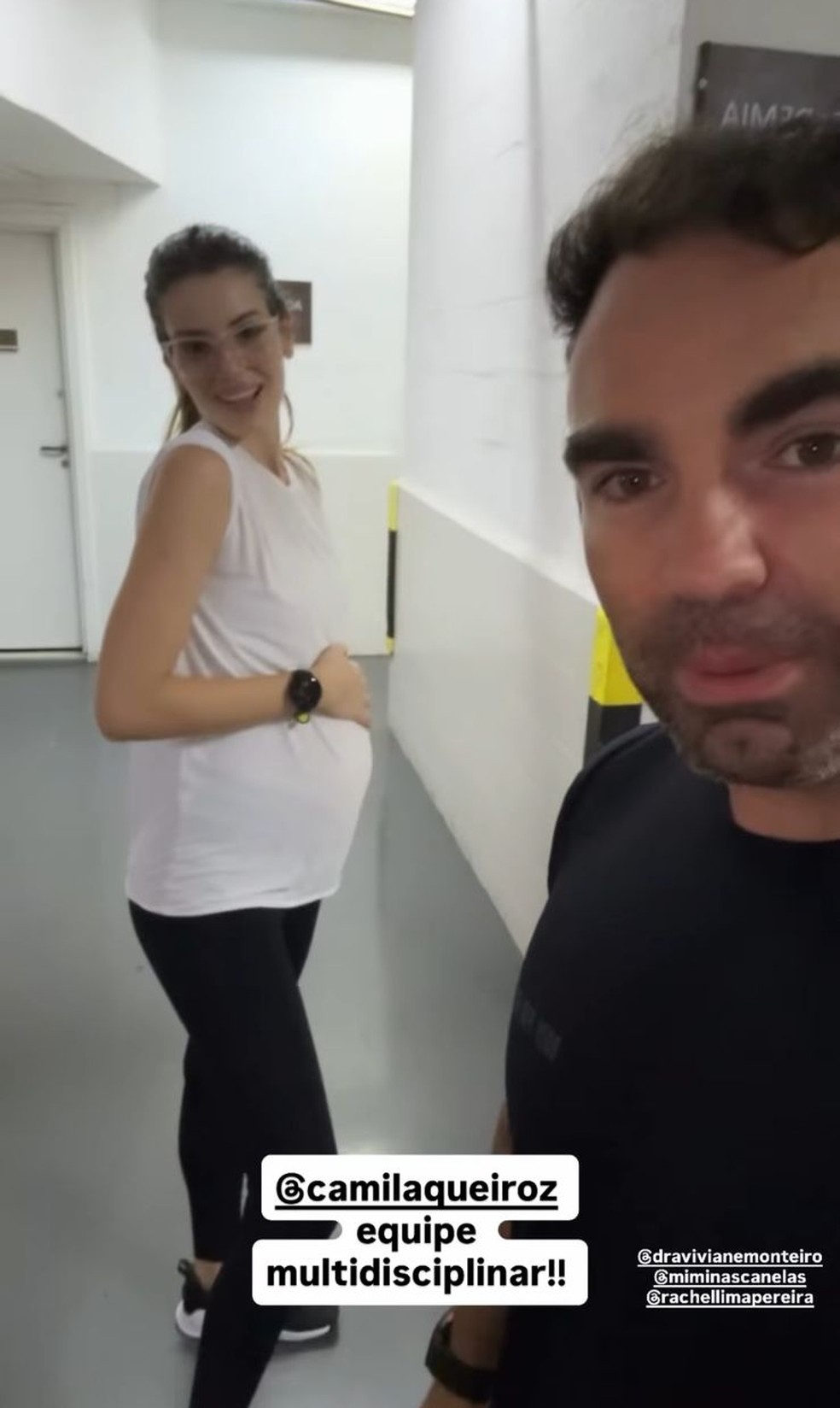 Camila Queiroz exibe a barriguinha da gravidez antes de malhar: 'Sarada ...