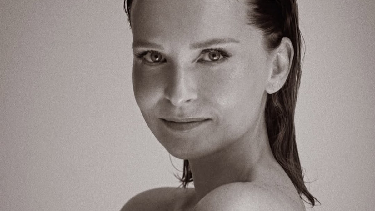 Fernanda Rodrigues posa só de toalha, comemora chegada do fim de semana ...