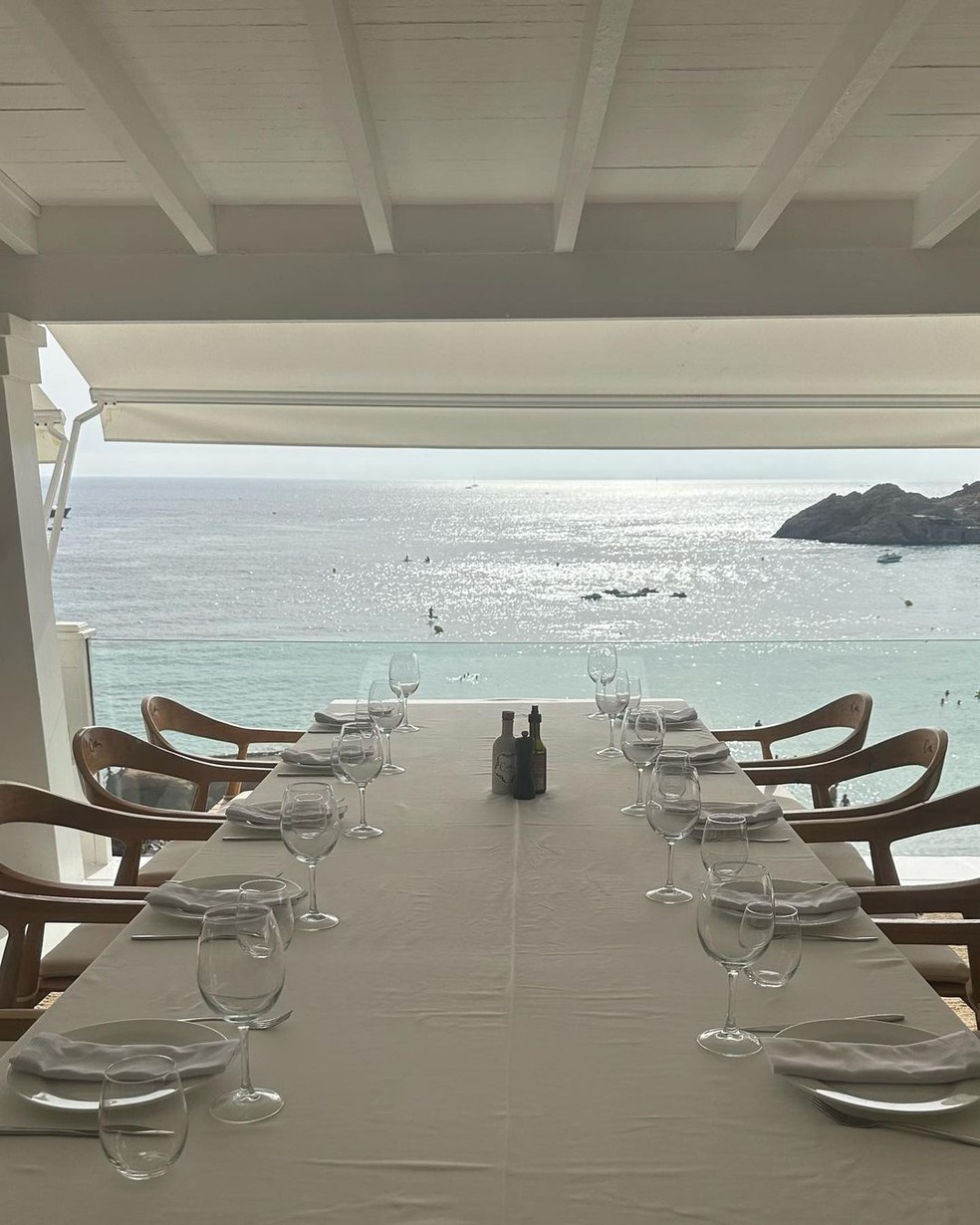 Em Ibiza, Sarah Andrade e Thais Braz almoçam em restaurante com pratos ...