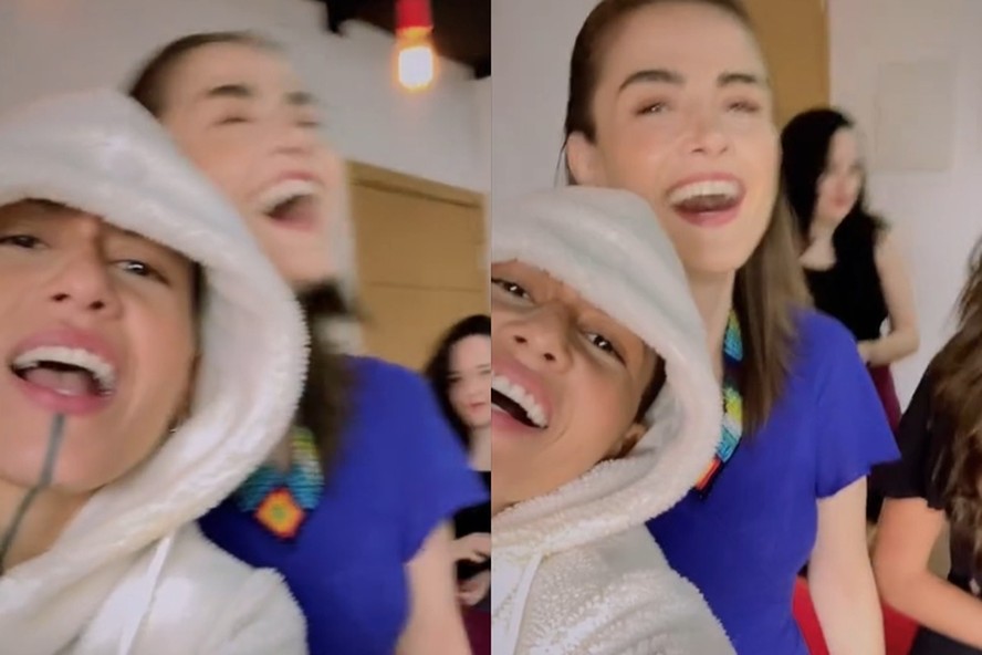 Maria Casadevall e namorada, Larissa Mares, surgem cantando juntas em ...