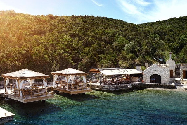 Na Croácia, Giovanna Antonelli vai a restaurante com vista paradisíaca ...