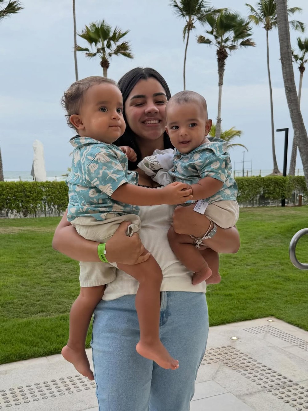 Ary Mirelle posa com os dois filhos com João Gomes nos braços: 'Quem eu ...