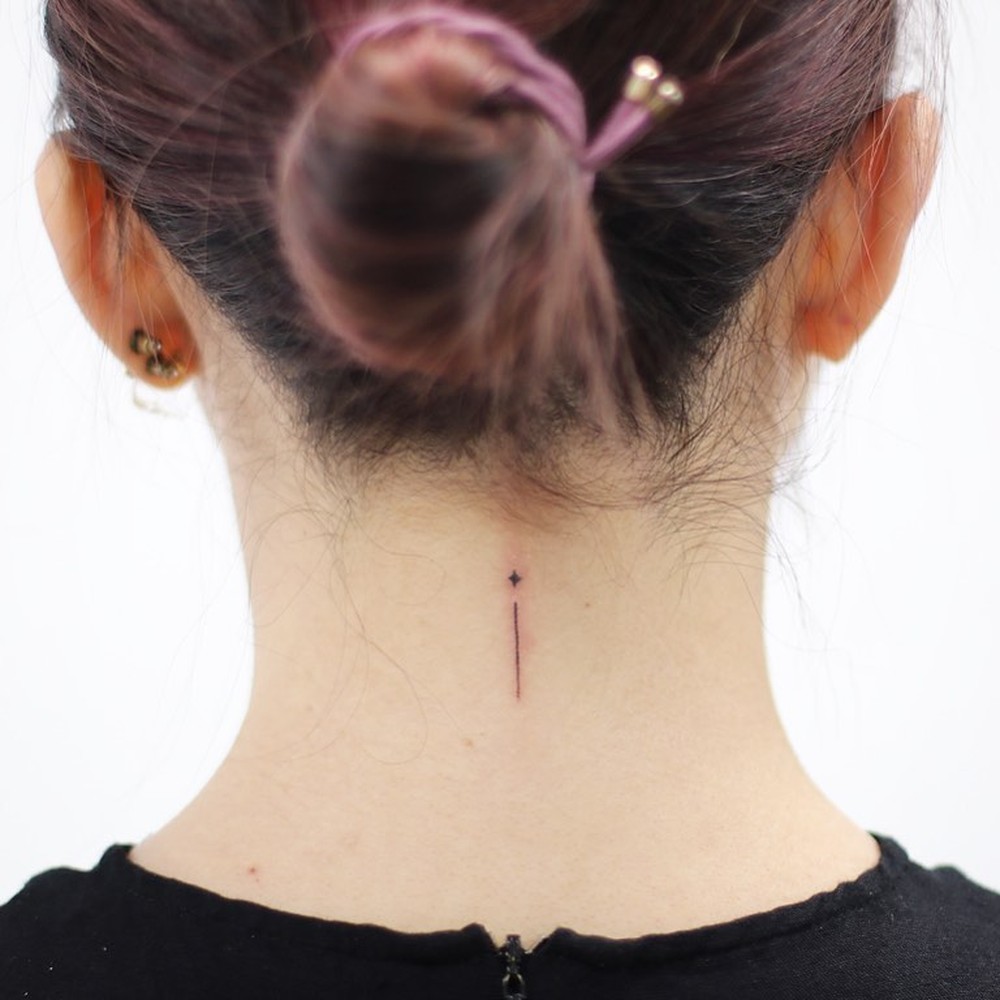 Tatuagem feminina na nuca: 21 ideias para eternizar na pele