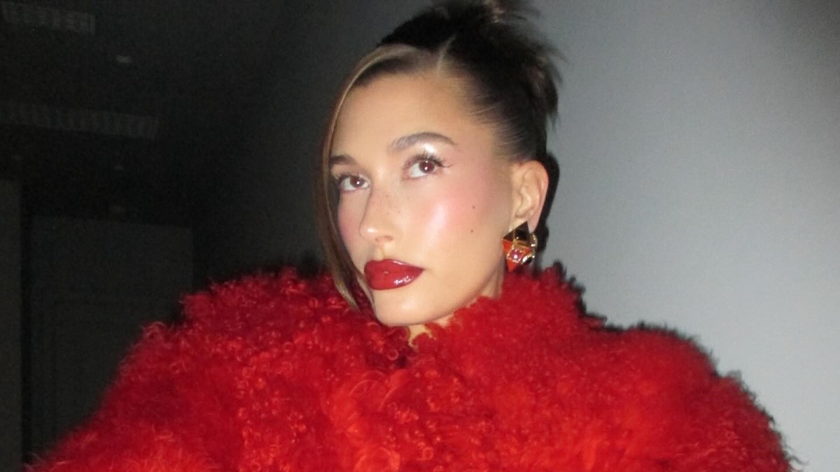 Hailey Bieber aposta em look all red glamoroso para festas de fim de ano