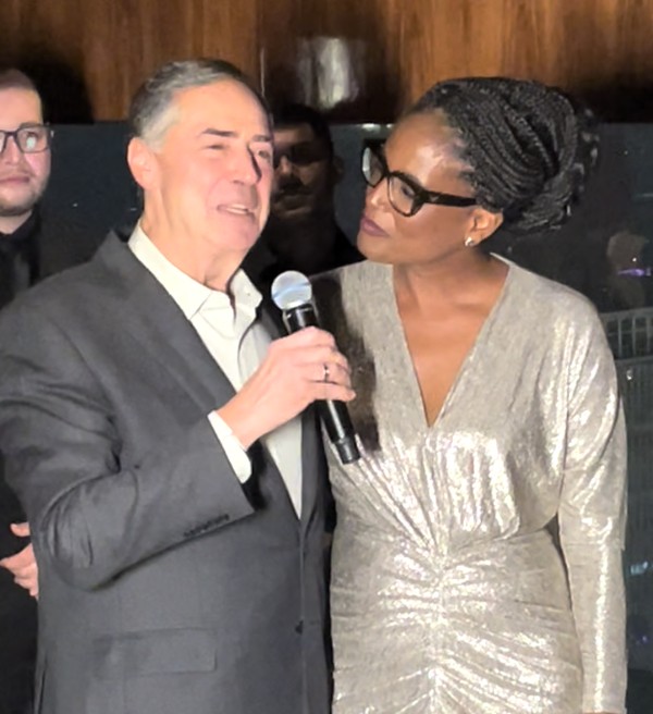 Ministro Luís Roberto Barroso canta 'Evidências' no aniversário de ...