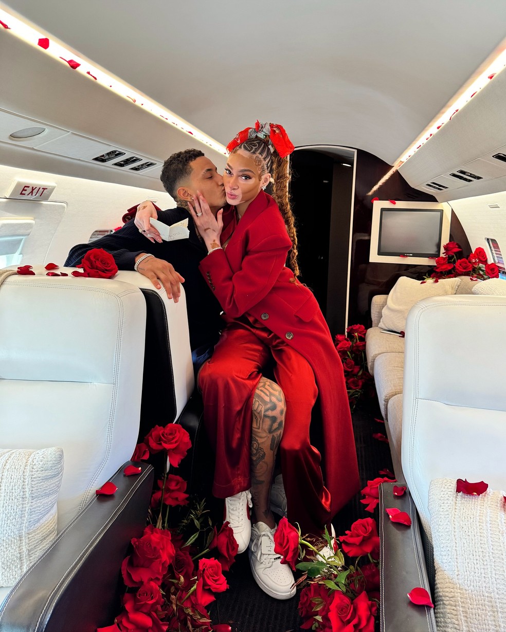 Winnie Harlow é pedida em casamento por Kyle Kuzma, jogador da NBA; fotos