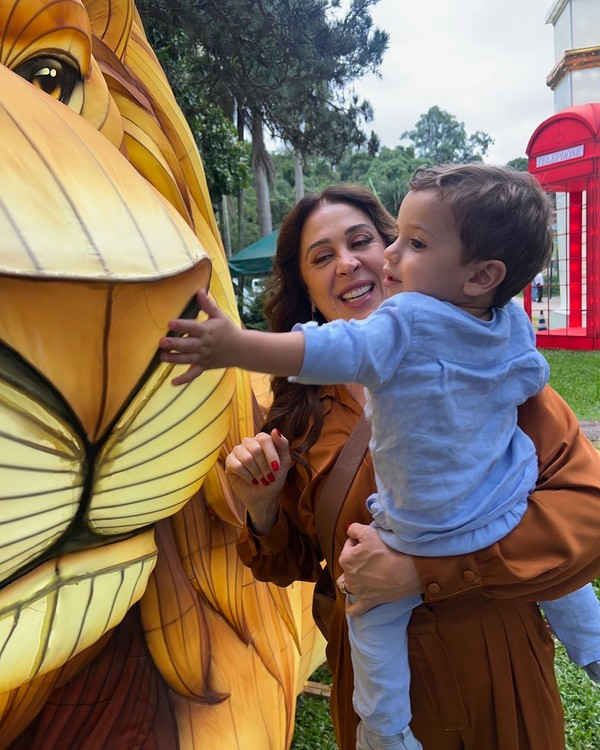 Claudia Raia mostra passeio em família ao lado do filho, Luca: 'Só amores'