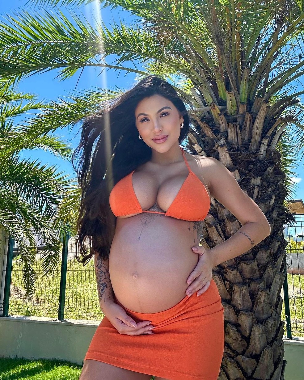 Jheny Santucci posa com o barrigão de grávida e Arthur Aguiar reage: 'Falta pouco'