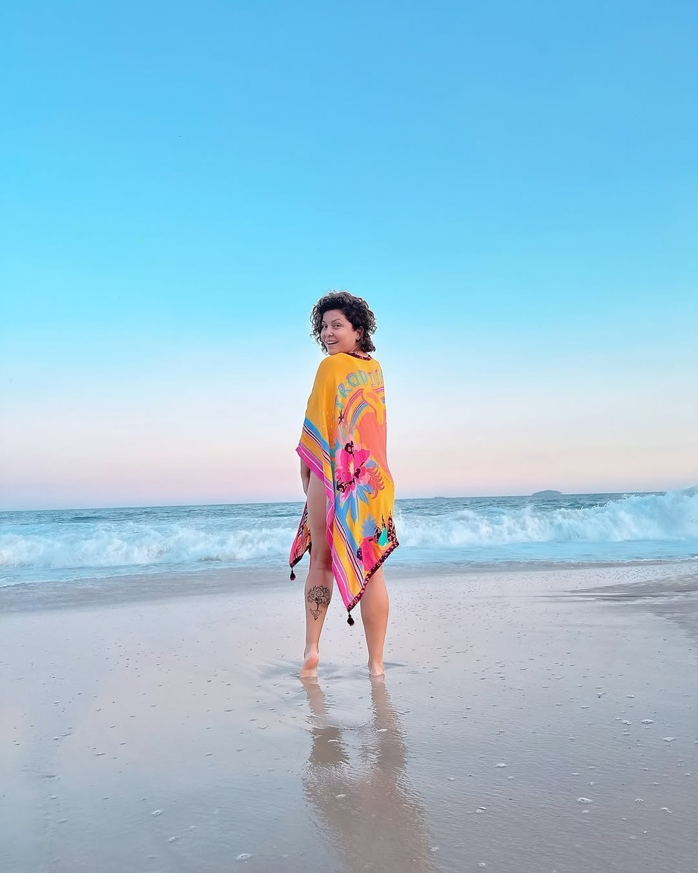 Bárbara Borges posa de biquíni na praia de Copacabana: 'Minha alma leve'
