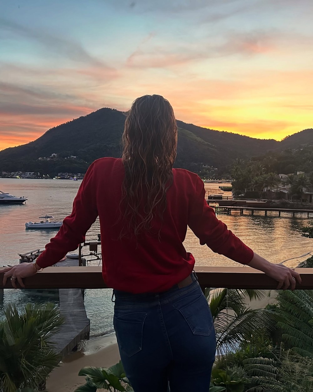 Lavínia Vlasak mostra lado aventureiro ao comemorar seus 49 anos em ...