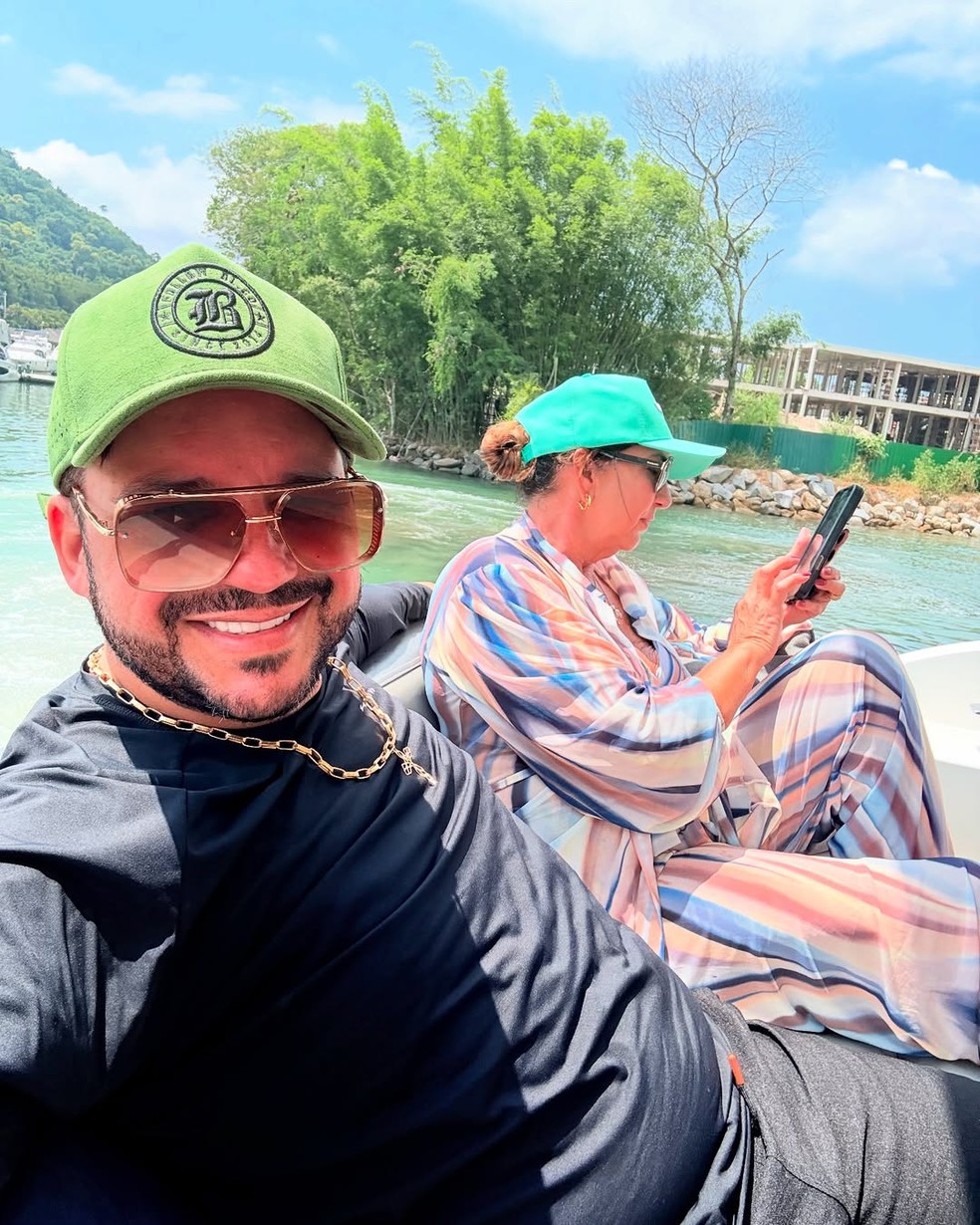 Mãe de Virginia, Margareth Serrão curte viagem em família com novo namorado