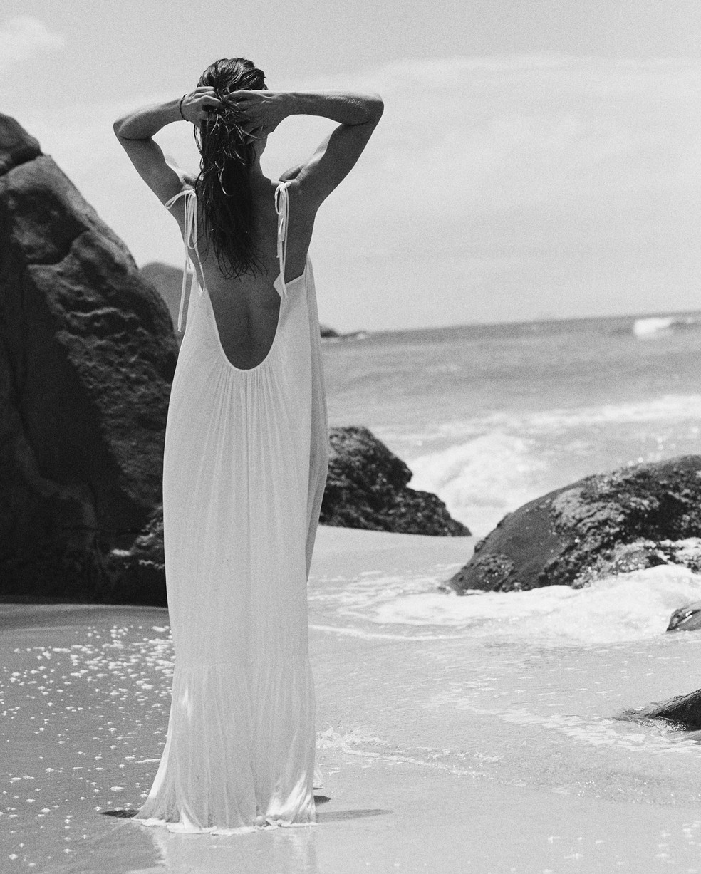 Em ensaio à beira-mar, Cintia Dicker posa com vestido totalmente ...