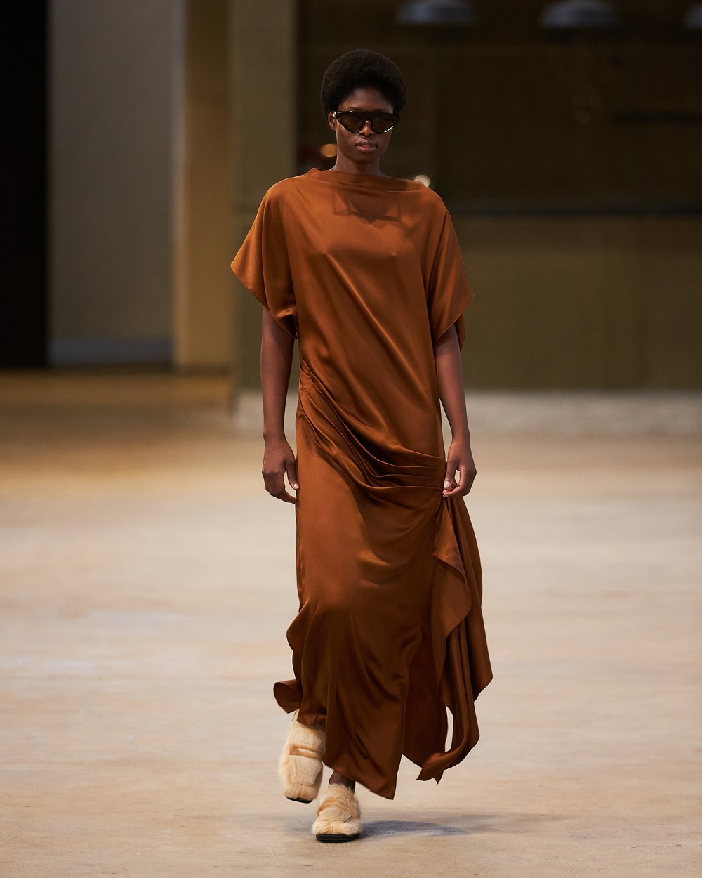 Mais madura, Anacê desfila pela primeira vez fora do calendário oficial