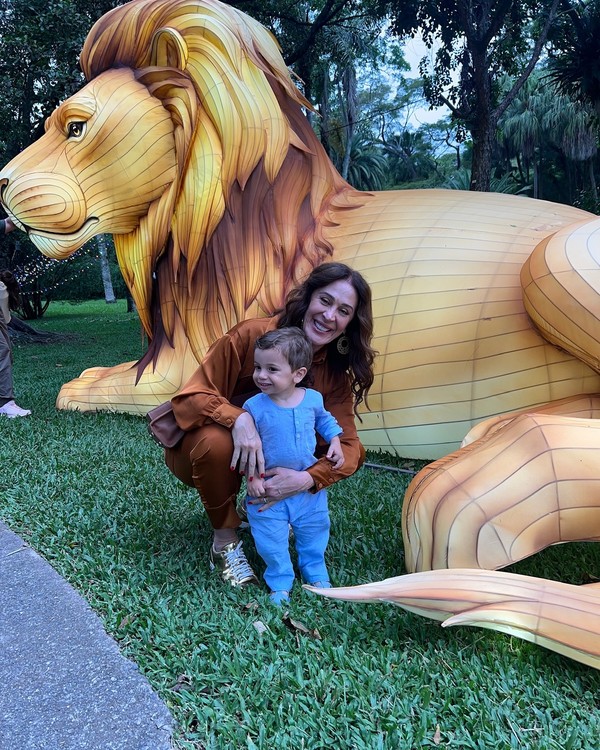 Claudia Raia mostra passeio em família ao lado do filho, Luca: 'Só amores'