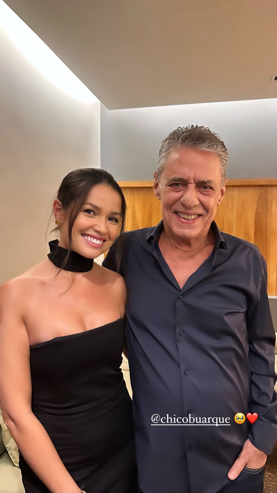 Juliette tieta Chico Buarque em noite de show no Rio