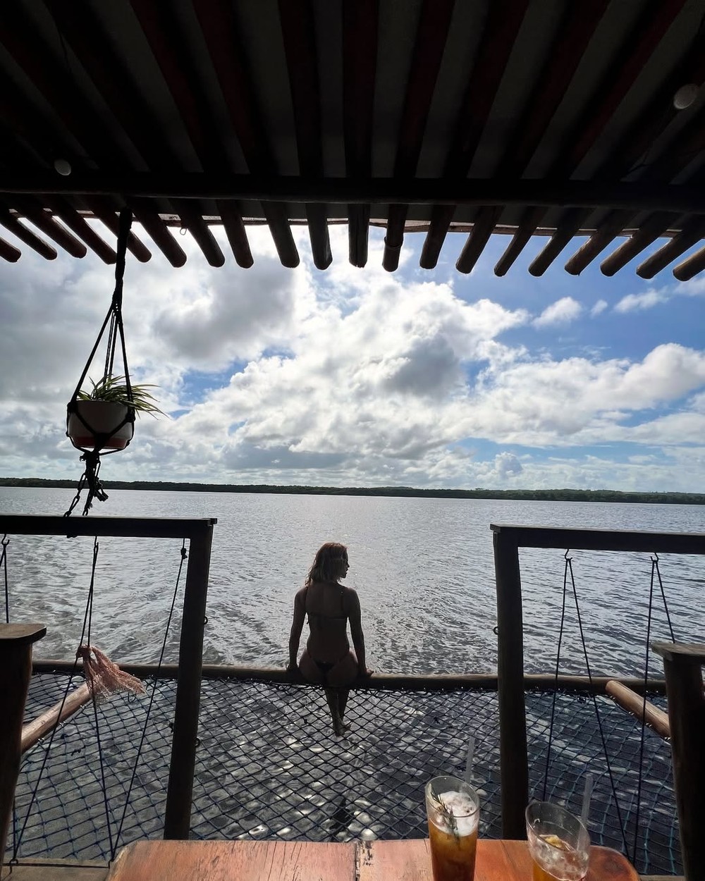 De biquíni, Lucy Alves relaxa na rede durante aniversário de 39 anos ...