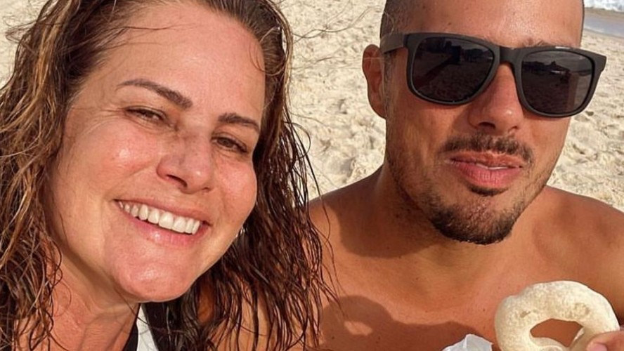 Renata Ceribelli resgata clique em praia com o filho e brinca ...