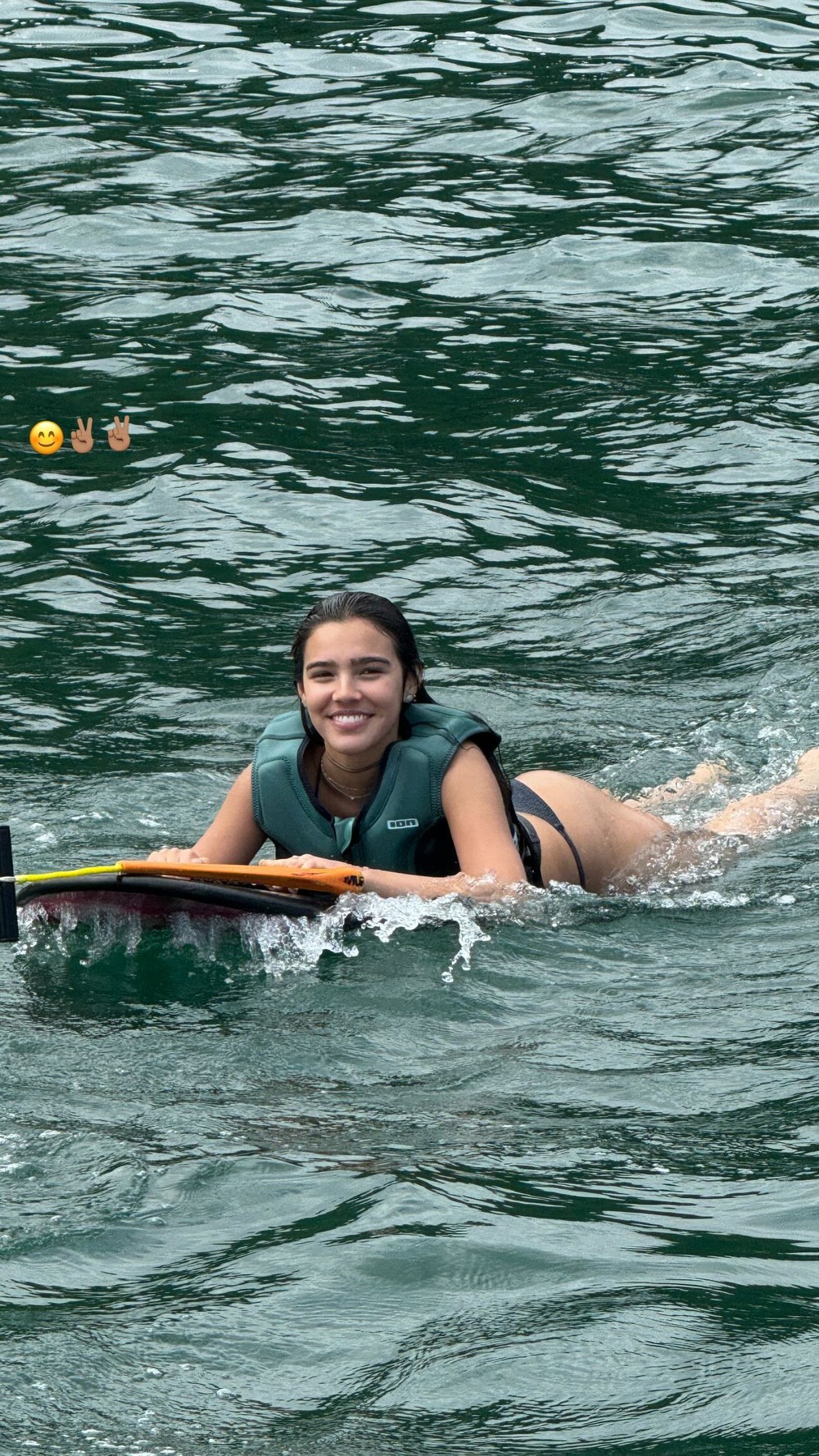 Duda Guerra pratica wakeboard e posa sorridente em prancha após passar ...