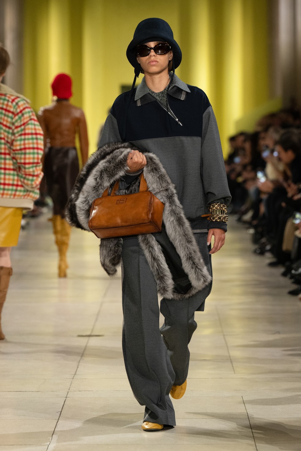 Miu Miu transforma guarda-roupa da vovó em looks-desejo no Inverno 25