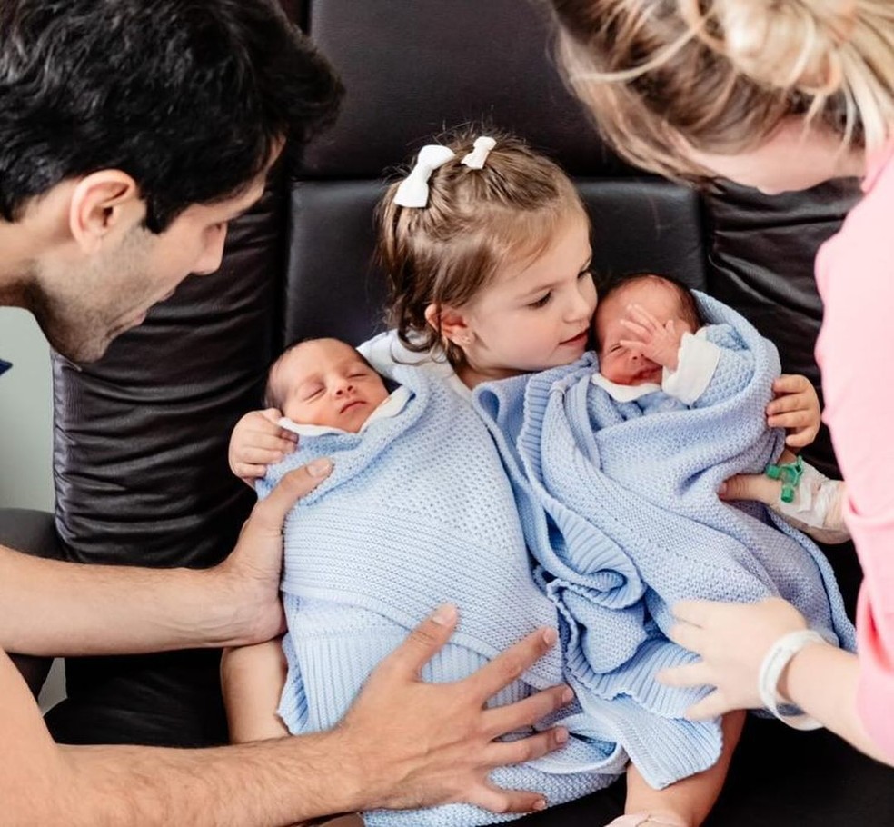 Barbara Evans e marido posam em família e mostram interação da filha ...